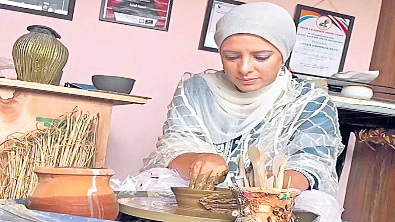 Saima Shafi Mir: మట్టి కళకు మళ్లీ జీవం | Saima Shafi Mir