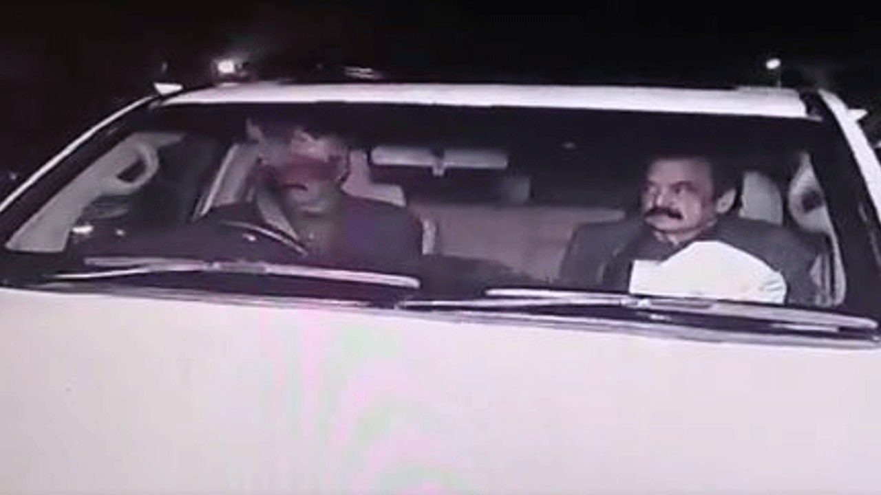 Pakistan: సంక్షోభంపై ప్రజాగ్రహం...హోంశాఖ మంత్రిపై షూతో దాడి | Shoe ...