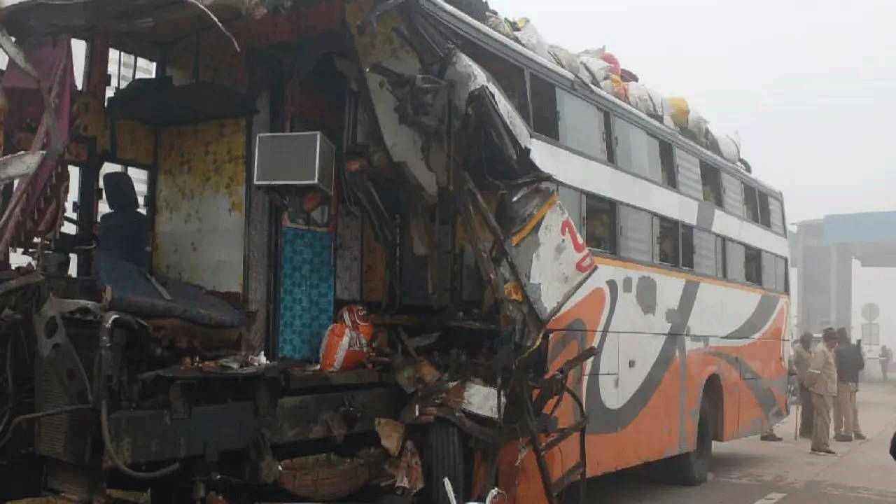 Lucknow-Agra Expressway: ఎక్స్‌ప్రెస్‌ వేపై ఘోర రోడ్డు ప్రమాదం...ముగ్గురి మృతి | Sleeper bus ...