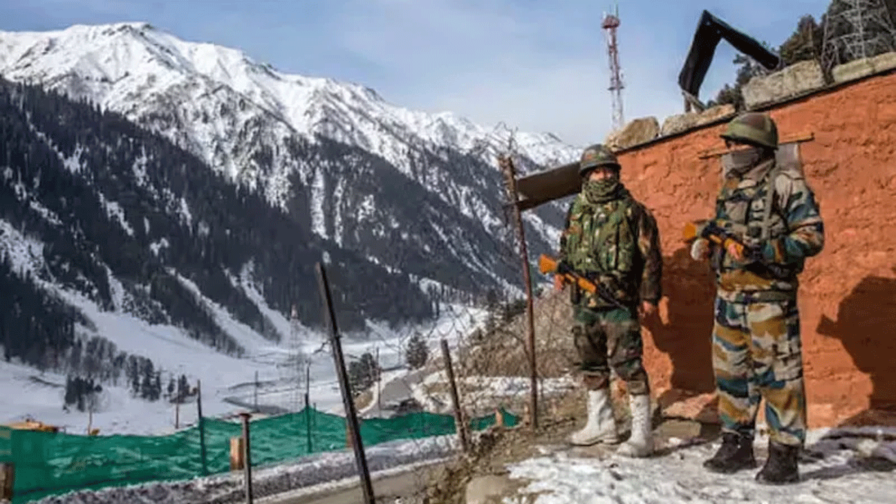 Jammu and Kashmir: పెట్రోలింగ్ చేస్తున్న ముగ్గురు జవాన్లు లోయలో పడి ...