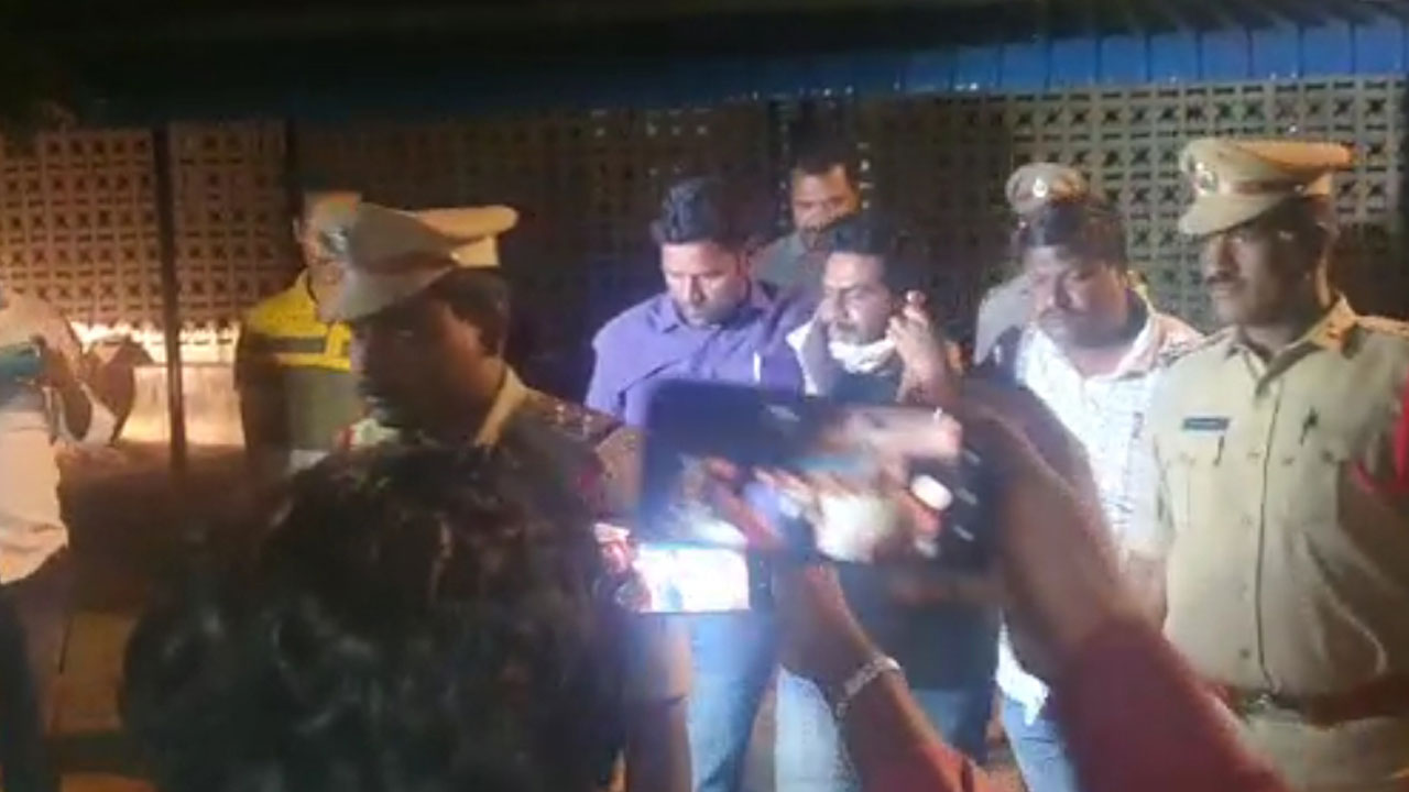 Police custody: పోలీస్‌ కస్టడీలో నవీన్‌రెడ్డి | Naveen Reddy in police ...