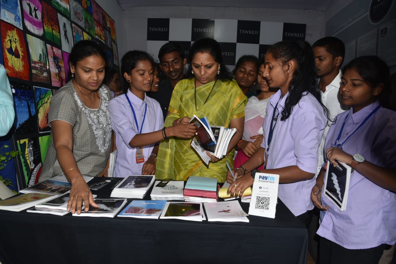 జాతీయ పుస్తక ప్రదర్శన సందర్శించారు ఎమ్మోల్సీ కవిత.. | M.L.C Kavitha visited the National Book Fair.