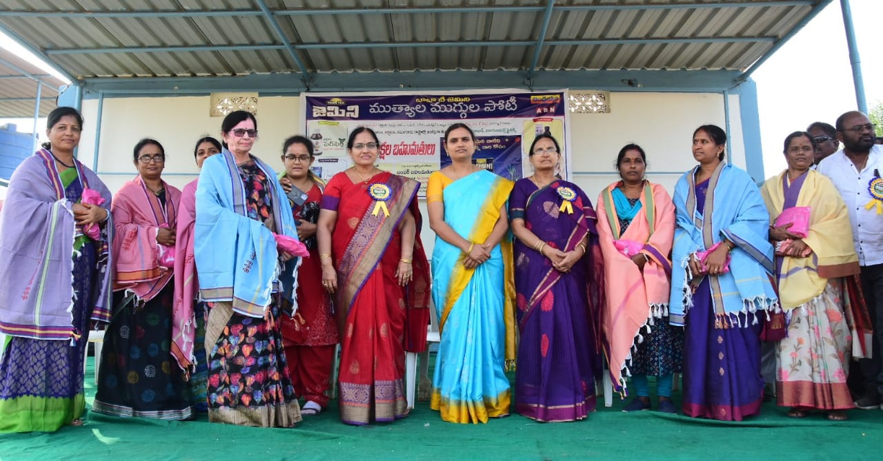 జోగులాంబ గద్వాల్ జిల్లాలో ఏబీఎన్ ఆంధ్రజ్యోతి ఆధ్వర్యంలో ముత్యాల ముగ్గుల ...