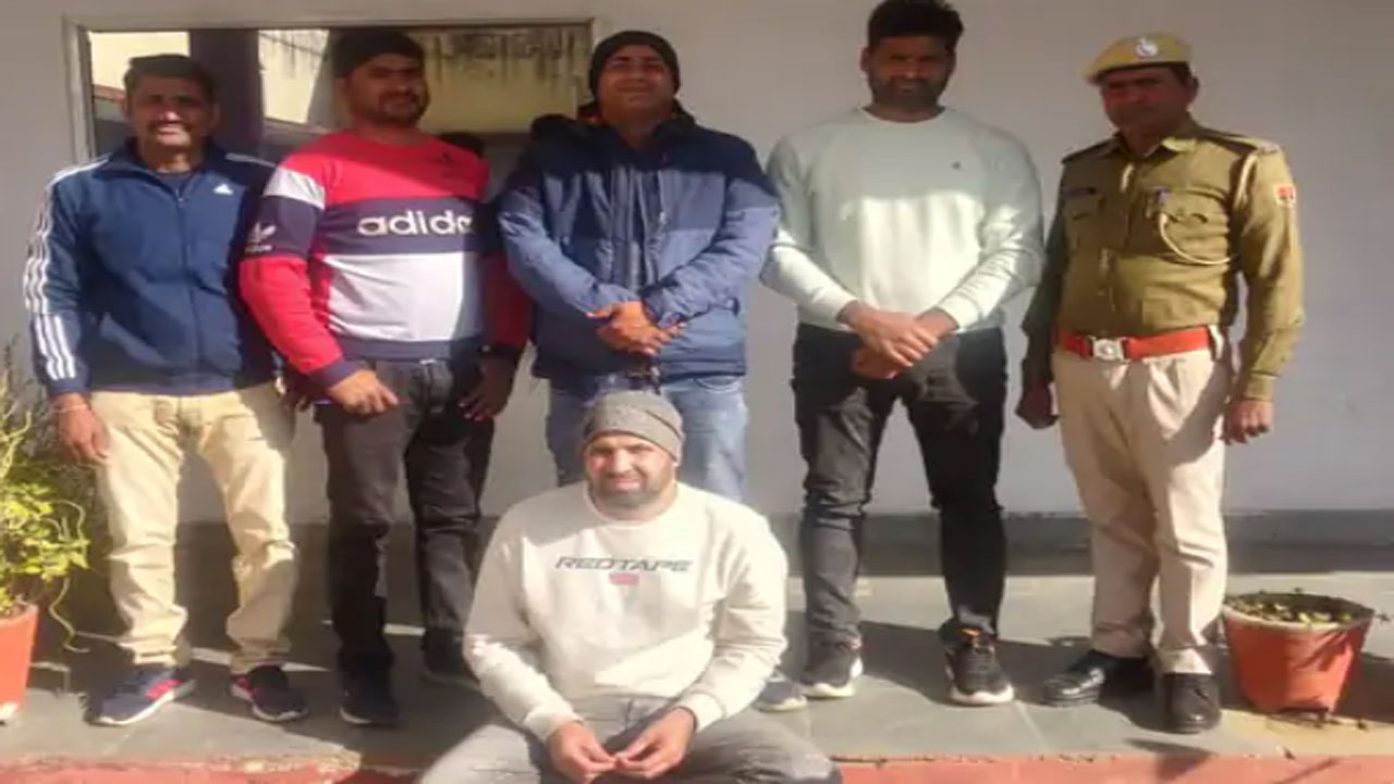 ఉద్యోగం కోల్పోయిన హెడ్-కానిస్టేబుల్ చేసిన పనికి పోలీసులు షాక్.. ఏడాది ...