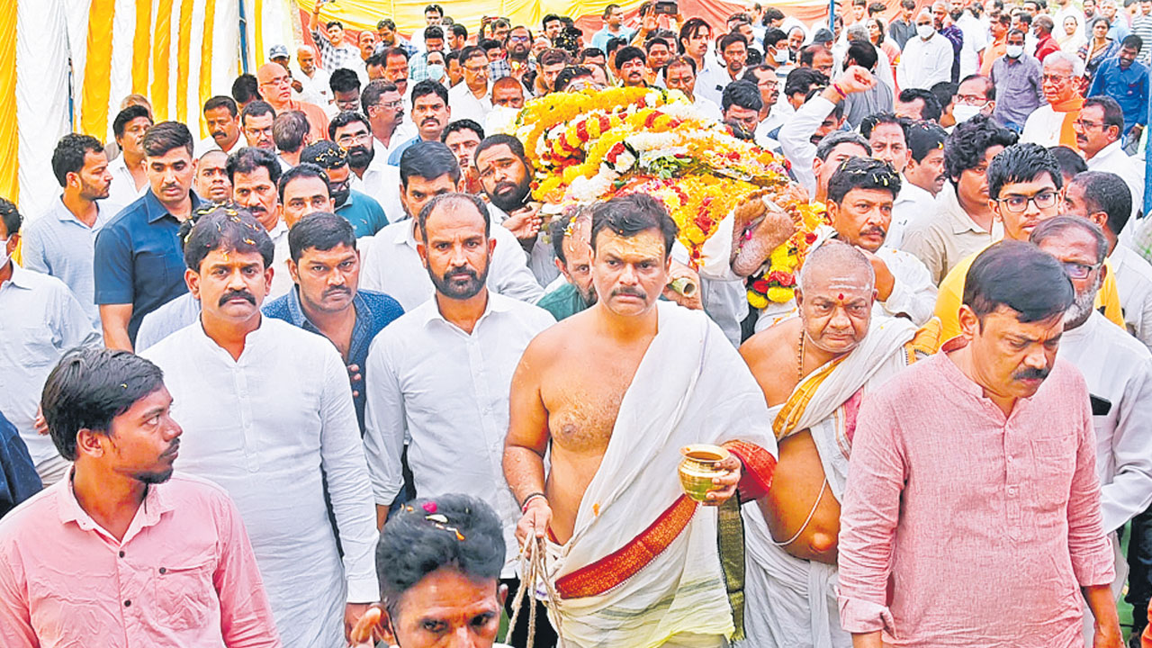అధికార లాంఛనాలతో పీవీ చలపతిరావు అంత్యక్రియలు | Funeral of PV Chalapathy ...