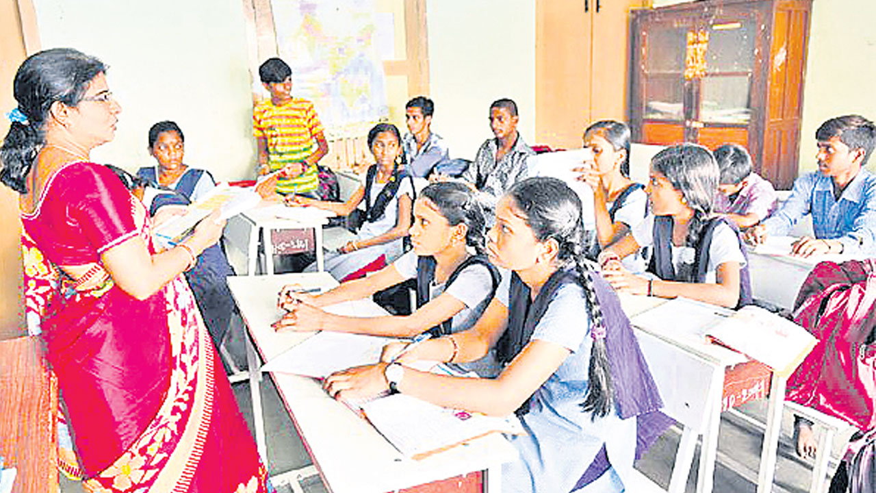 టీచర్ల బదిలీలకు తాత్కాలిక బ్రేక్‌! | Temporary break for teacher transfers!