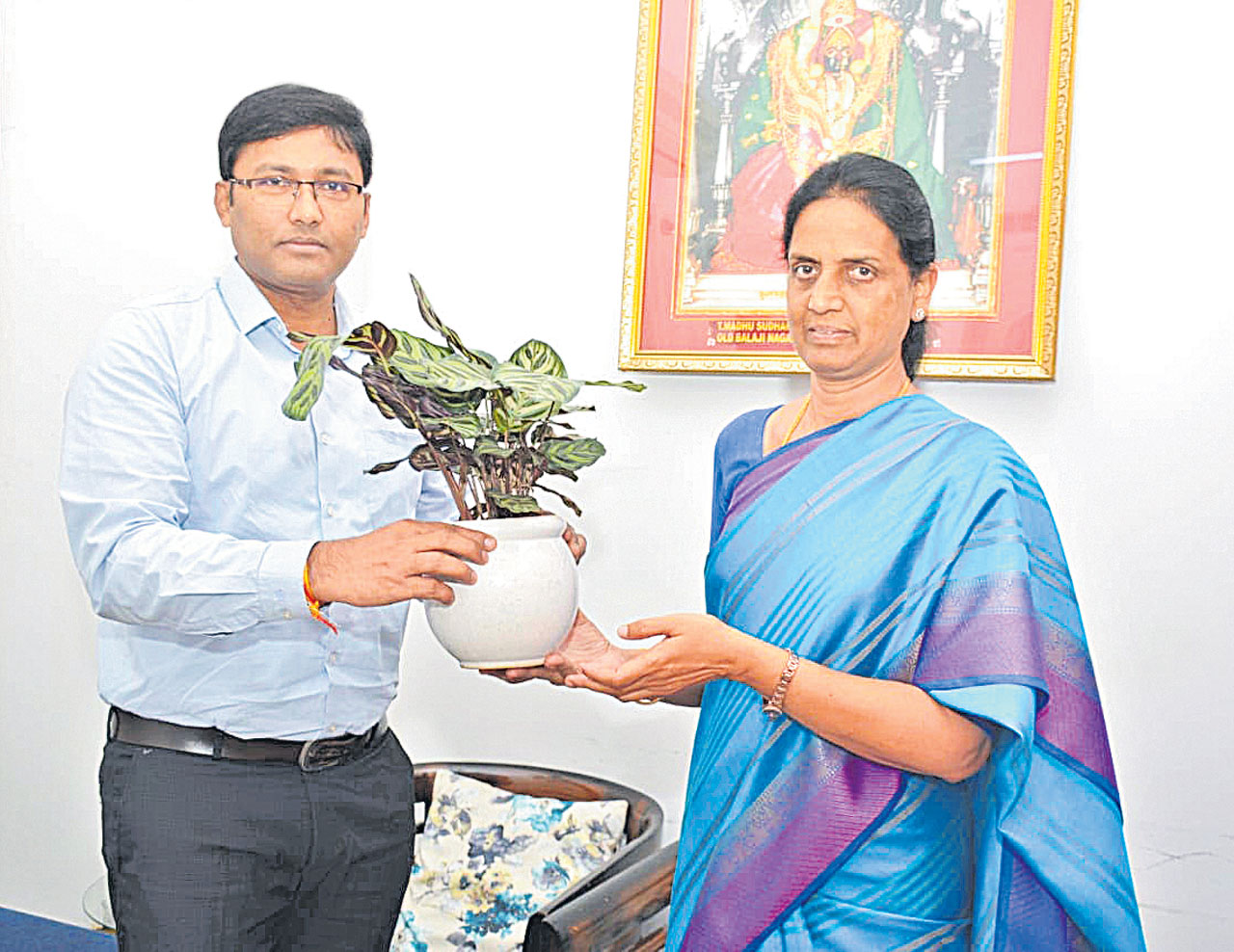 మంత్రి సబితారెడ్డిని కలిసిన కలెక్టర్‌ హరీష్‌ | Collector Harish who met ...