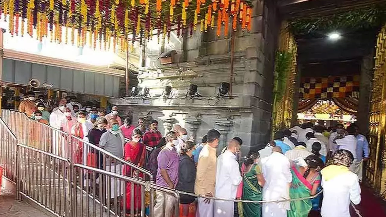 TTD: వైకుంఠ ద్వారా దర్శనం టిక్కెట్లు.. విడుదలైన 40 నిమిషాల్లోనే ...