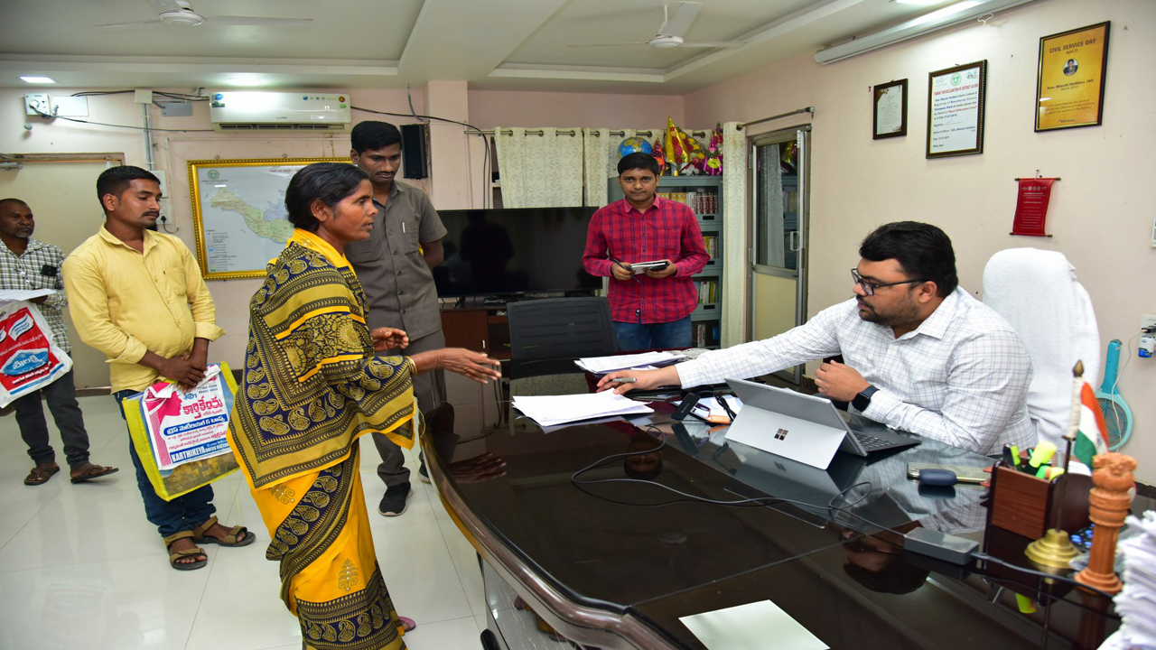 ప్రజావాణి దరఖాస్తులను సమన్వయంతో పూర్తిచేయాలి | Prajavani applications ...