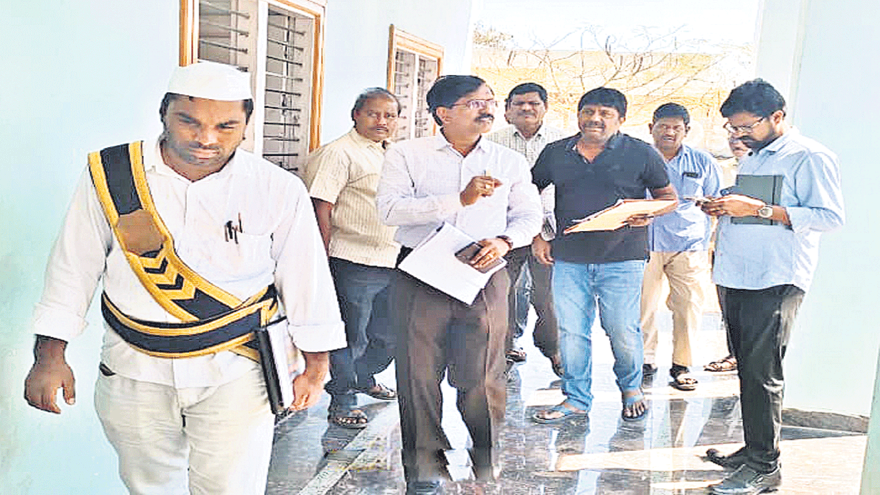 పోలింగ్‌ బూత్‌ ఏర్పాటుకు భవనం పరిశీలన | Inspection of the building for ...