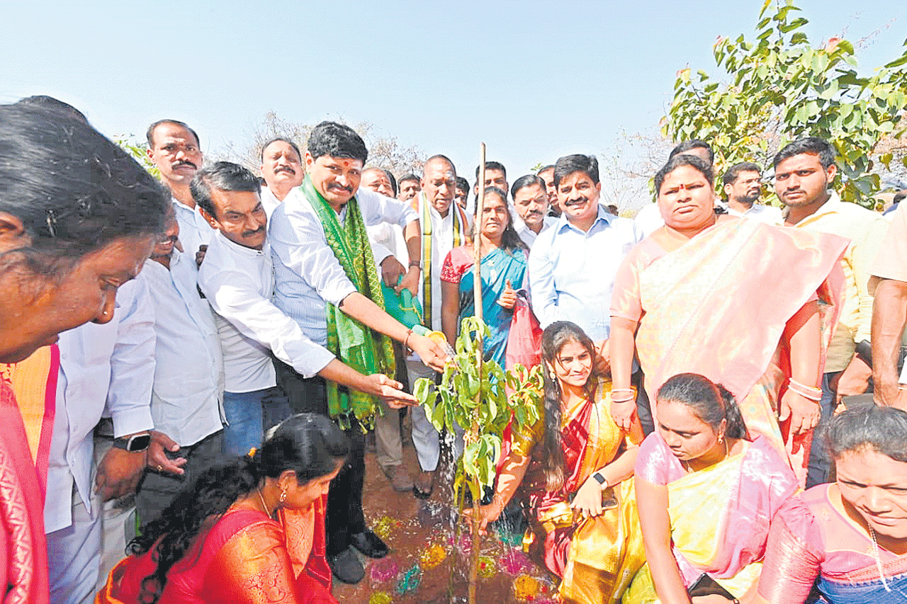 రామలింగేశ్వరుడి సేవలో మంత్రి మల్లారెడ్డి, ఎంపీ సంతోష్‌ కుమార్ ...