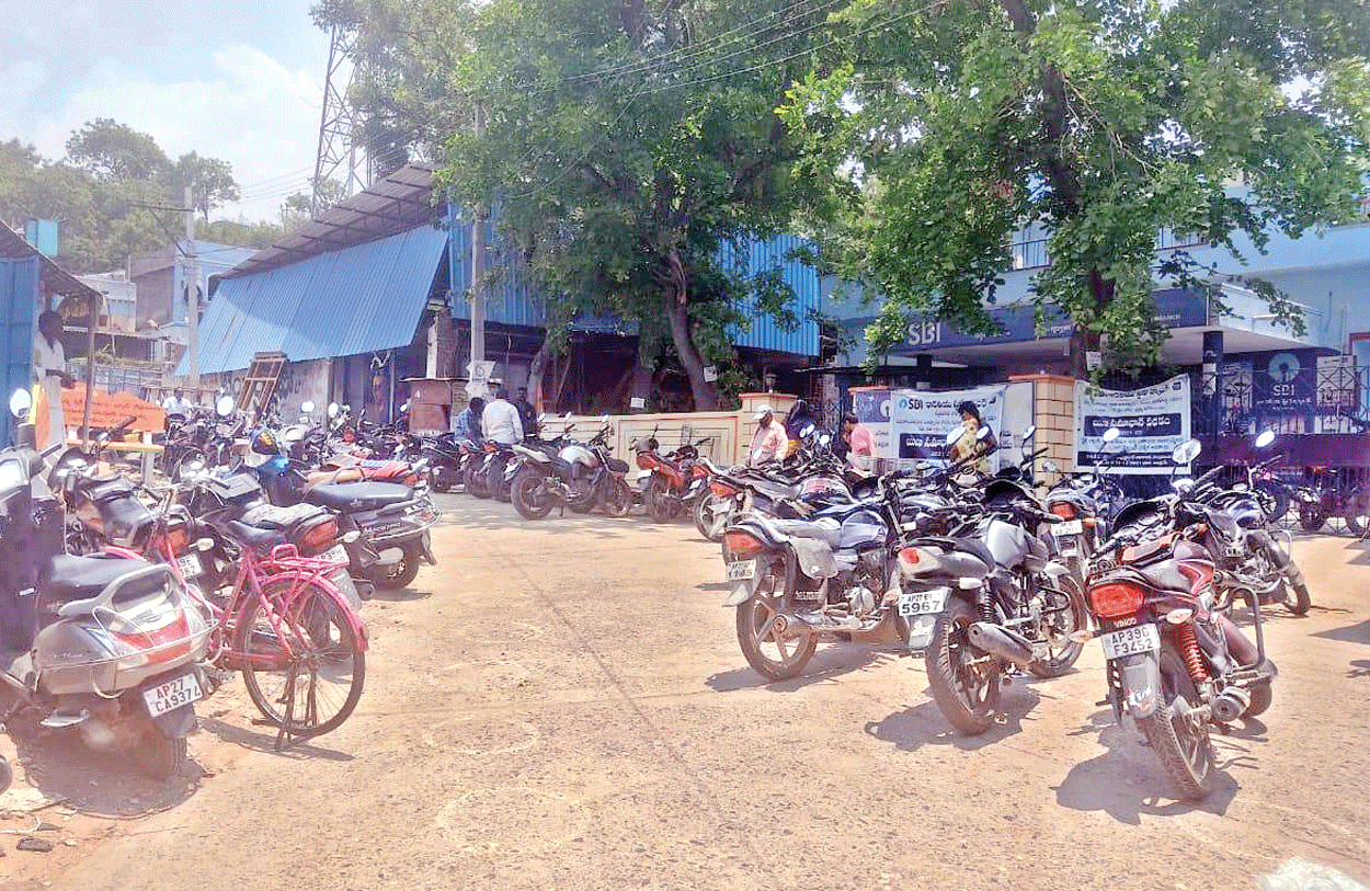 గిద్దలూరులో పార్కింగ్‌ స్థలాలు కరువు | Parking spaces are scarce in ...