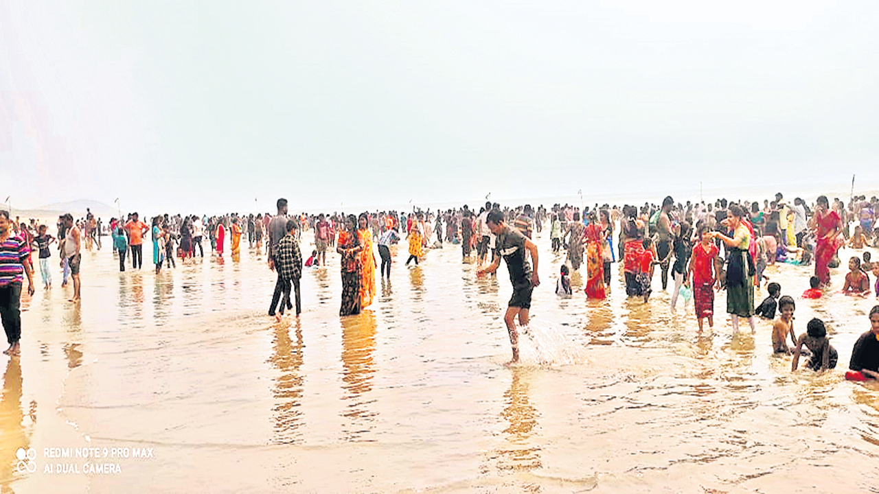 జనసంద్రం.. అప్పికొండ తీరం | Janasandram.. Appikonda coast