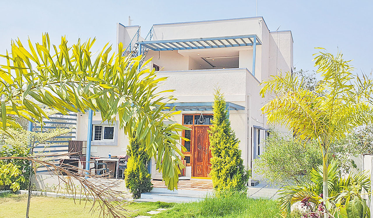 ఆన్‌లైన్‌ వ్యభిచార ముఠా గుట్టురట్టు | An online prostitution ring is in full swing