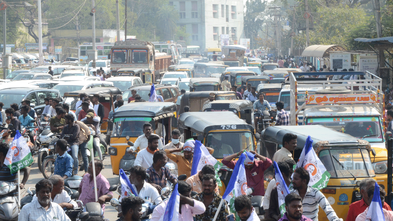 వైసీపీ నేతల ర్యాలీ లో‘నరకం’ చూపారు! | Hell' was shown in YCP leaders ...