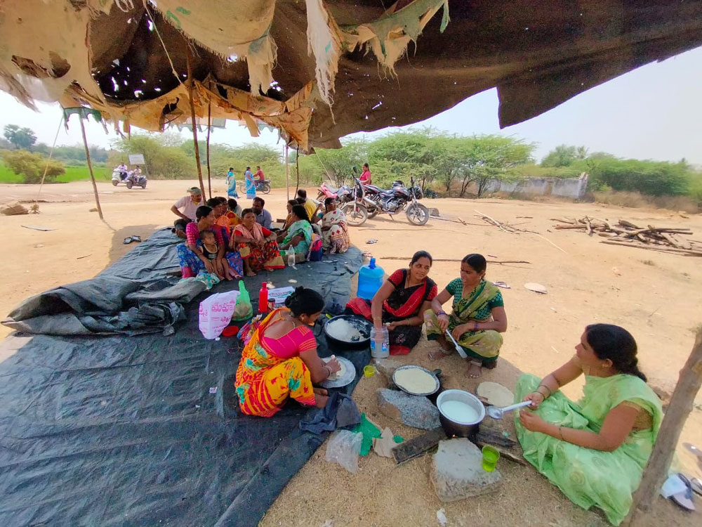 పరిహారం కోసం గిరిజనుల నిరసన | Tribal protest for compensation
