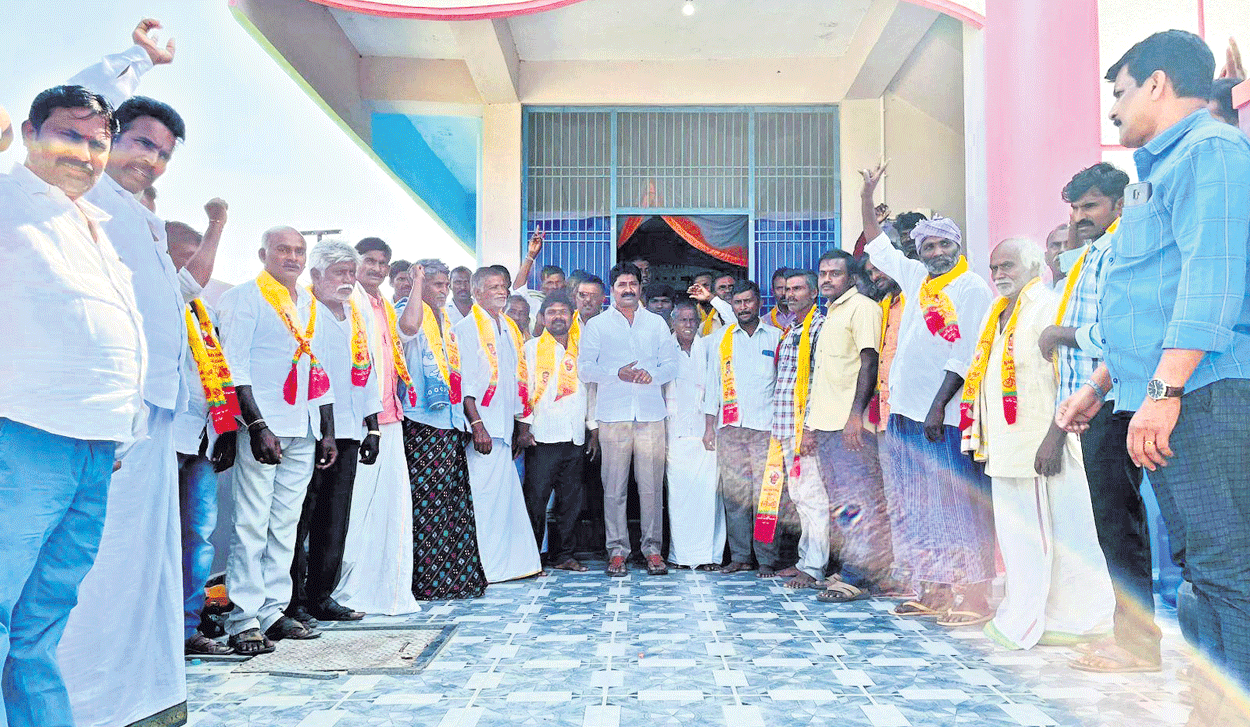 వైసీపీని వీడి టీడీపీలో చేరికలు | Leave YCP and join TDP