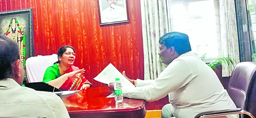 మంత్రి సత్యవతి రాథోడ్‌ను కలిసిన పరిగి ఎమ్మెల్యే | Parigi MLA who met ...