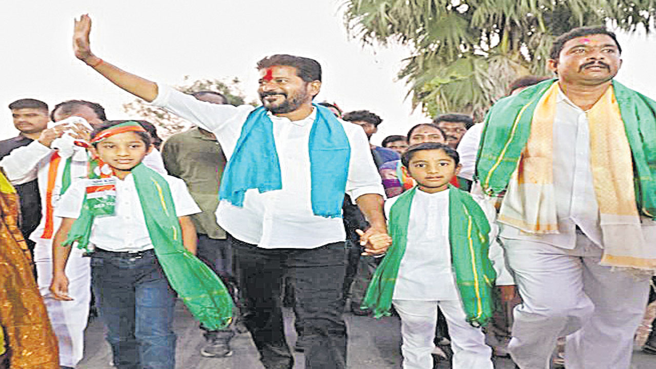 Revanth reddy: ఇందిరమ్మ మనవడిని.. కష్టాలు తీరుస్తా | Indiramma's ...