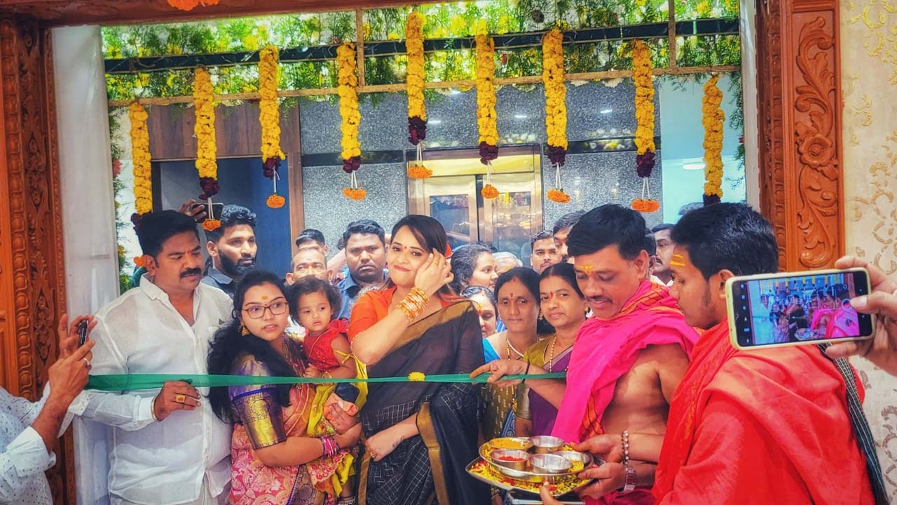 సిరిసిల్లలో సినీ నటి అనసూయ సందడి | Anasuya Sandadi is a film actress in ...