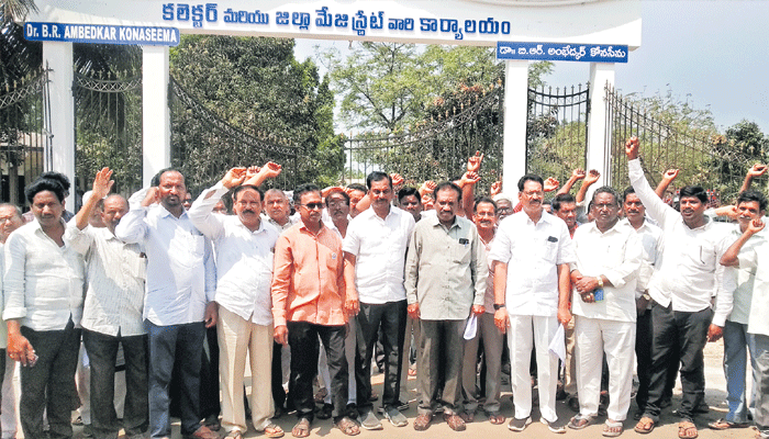 సాగునీటి సమస్యలు పరిష్కరించండి | cpm party leaders strike amapalupam ...