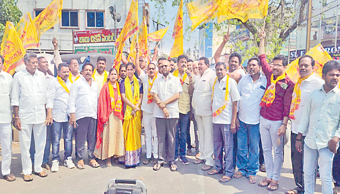 విజిలెన్స్‌ విచారణ జరిపించాలి | pitapuram ex mla varma dharna