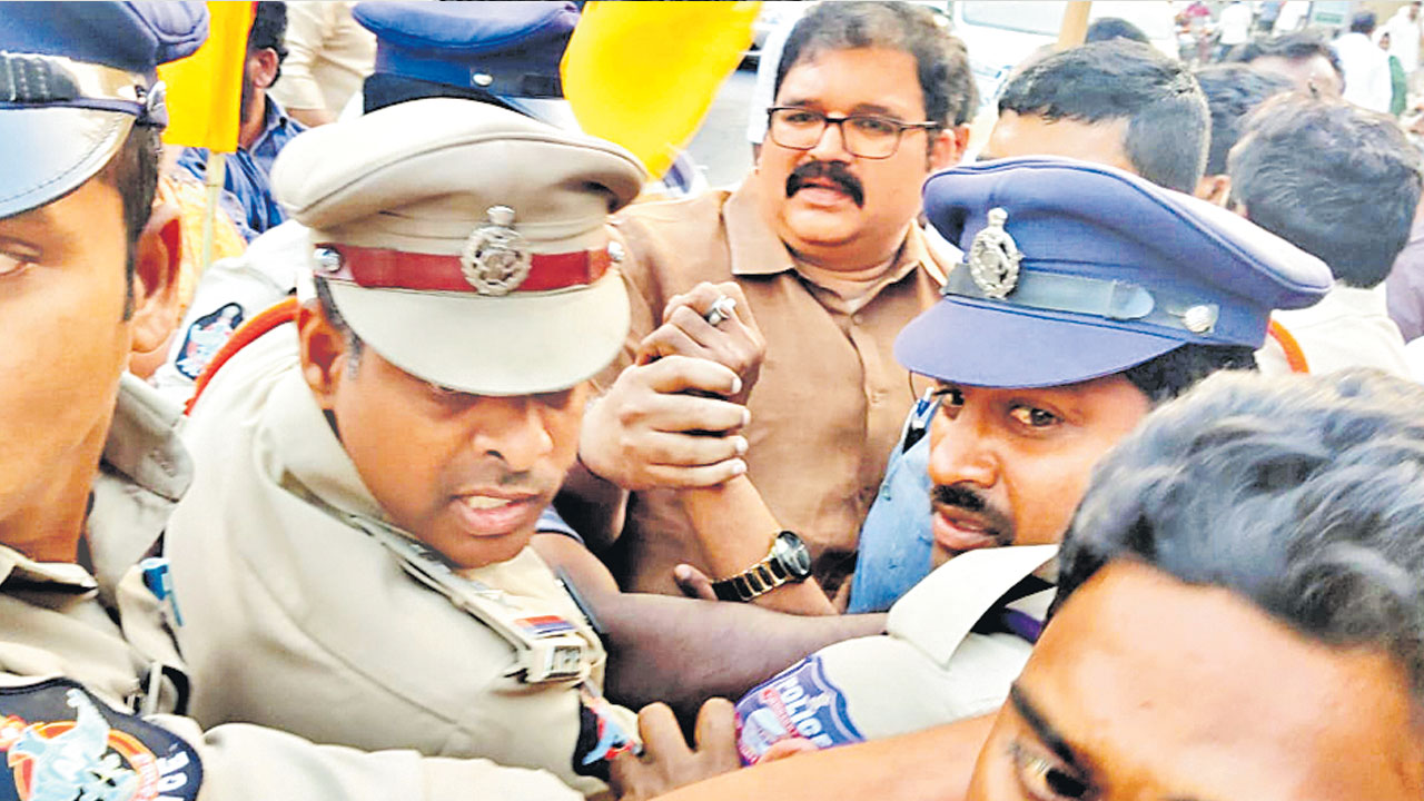 టీడీపీ శ్రేణులకు అండగా వెళ్లిన పట్టాభిపైనా దాడి.. కారు ధ్వంసం | Attack ...