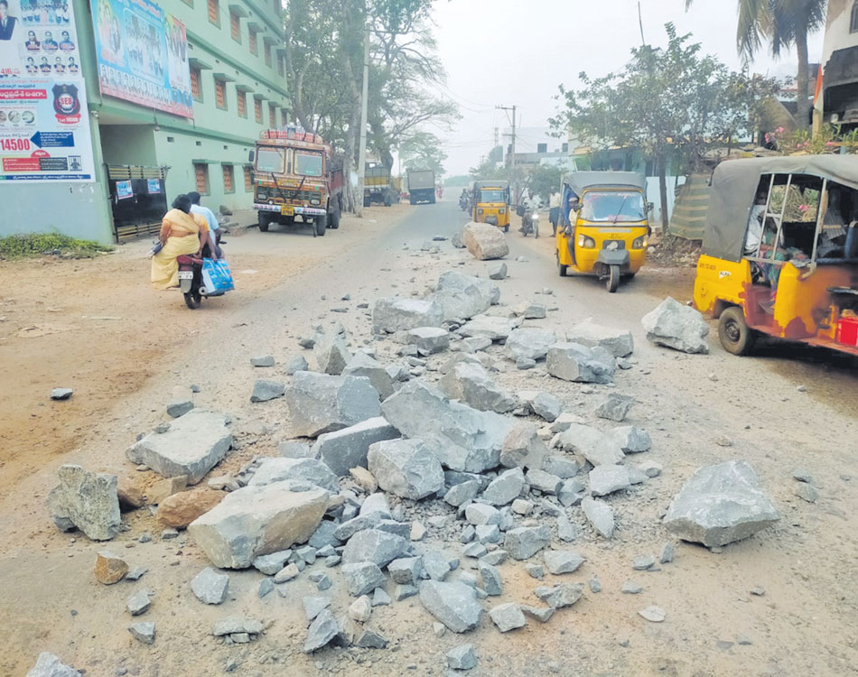 మళ్లీ జారిపడిన బండరాళ్లు | slipped boulders