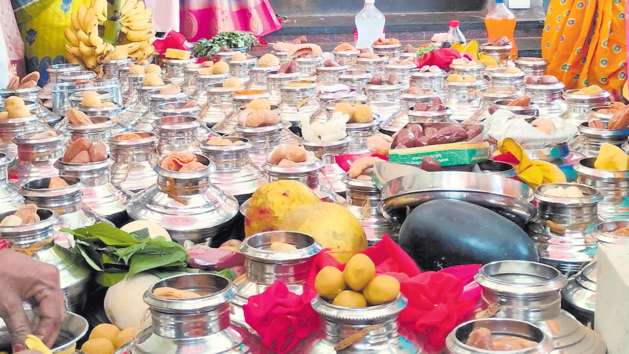 కరప ఉప్పాలమ్మతల్లికి భారీ సారె | karapa women godess worship sweets donated