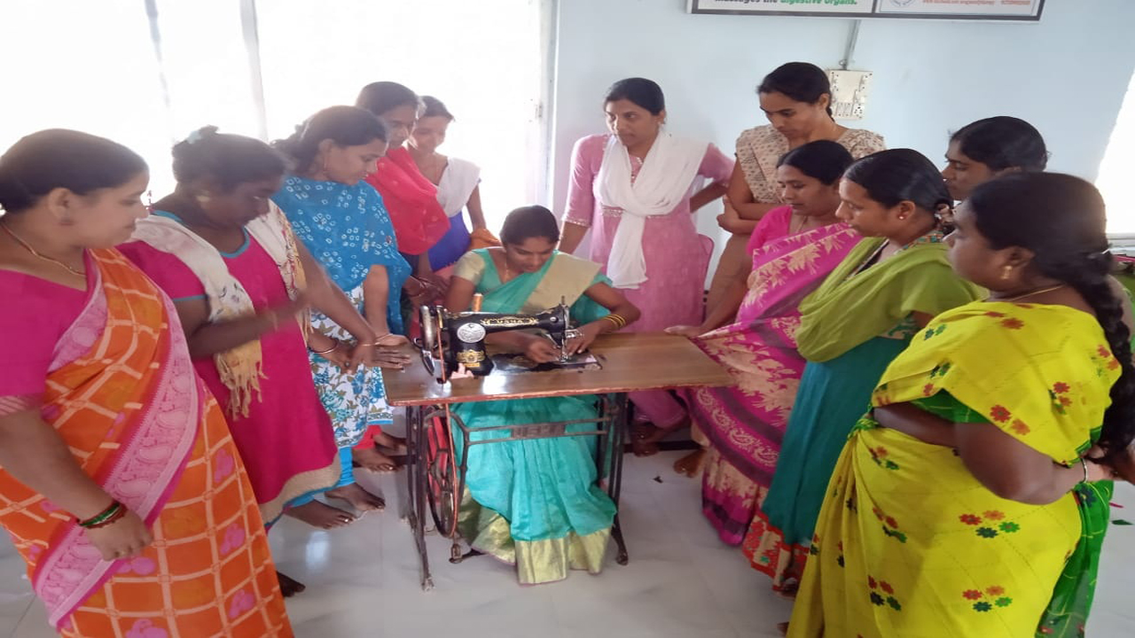 మహిళా సంక్షేమానికి చేయూత | Singareni Seva Samiti's contribution to ...