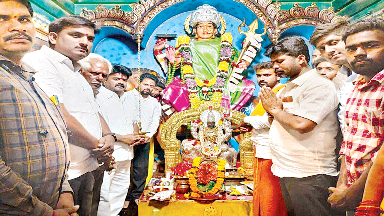 పైడితల్లి.. భక్తులు ప్రణమిల్లి.. | Paidithalli.. Devotees pray..