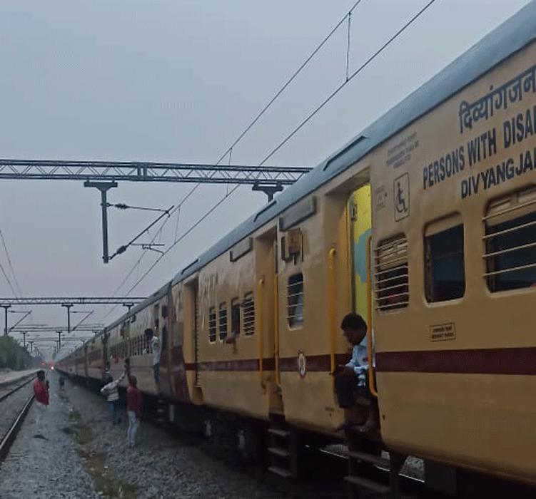 ఇంజిన్‌లో సాంకేతికలోపం గంటపాటు నిలిచిపోయిన పద్మావతి ఎక్స్‌ప్రెస్ ...