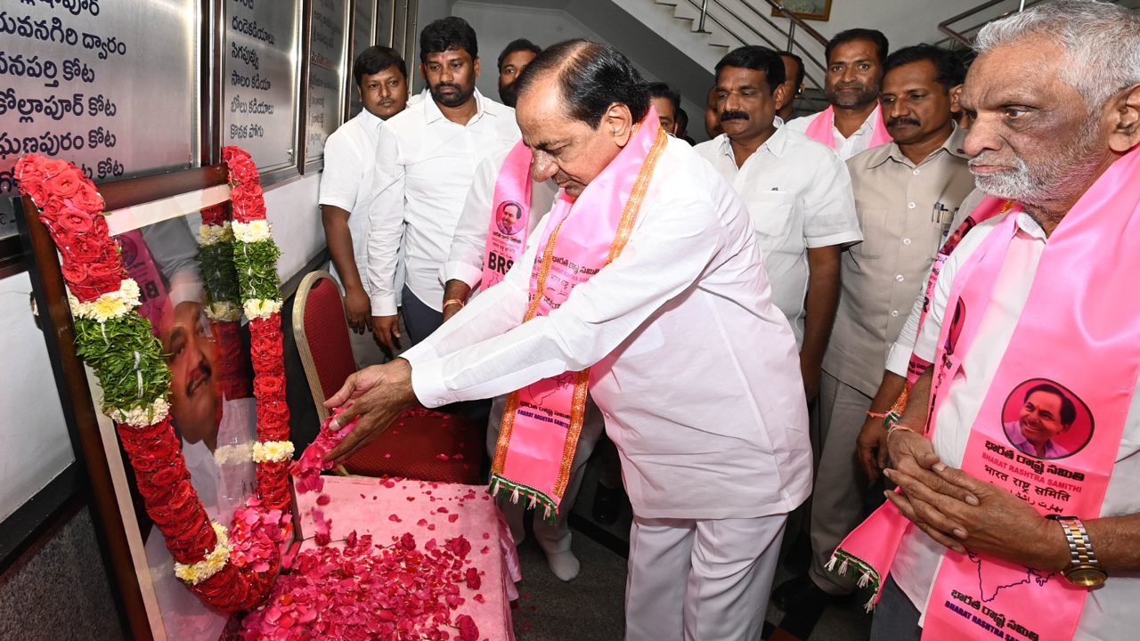 బీఆర్ఎస్ విస్తృత స్థాయి సమావేశం ఫొటోలు.. | BRS Chief and CM KCR chaired a joint meeting of the ...