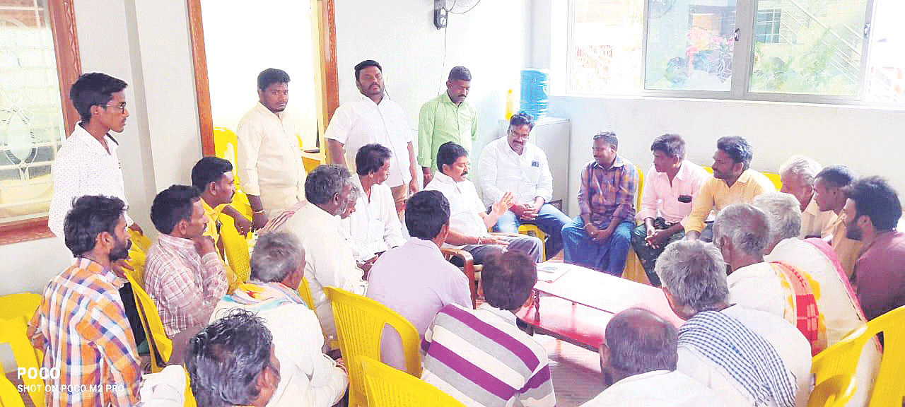 మాజీ ఎమ్మెల్యే అశోక్‌రెడ్డిని కలిసిన వైసీపీ శ్రేణులు | YCP ranks met ...