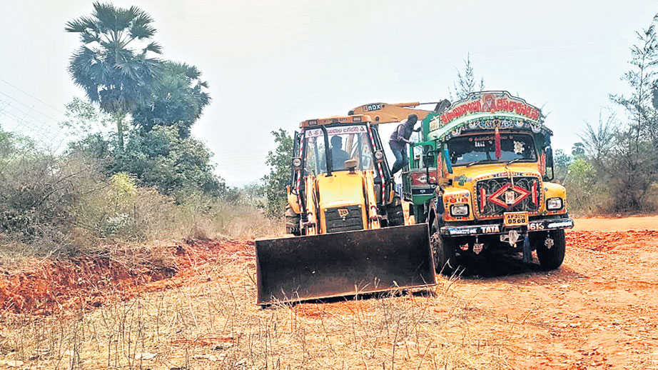 యథేచ్ఛగా గ్రావెల్‌ తవ్వకాలు! | Free Gravel Excavation!