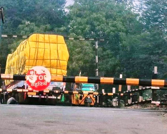 భారీలోడు లారీలతో పొంచి ఉన్న ప్రమాదం | bari lodu larilathoo pramadham