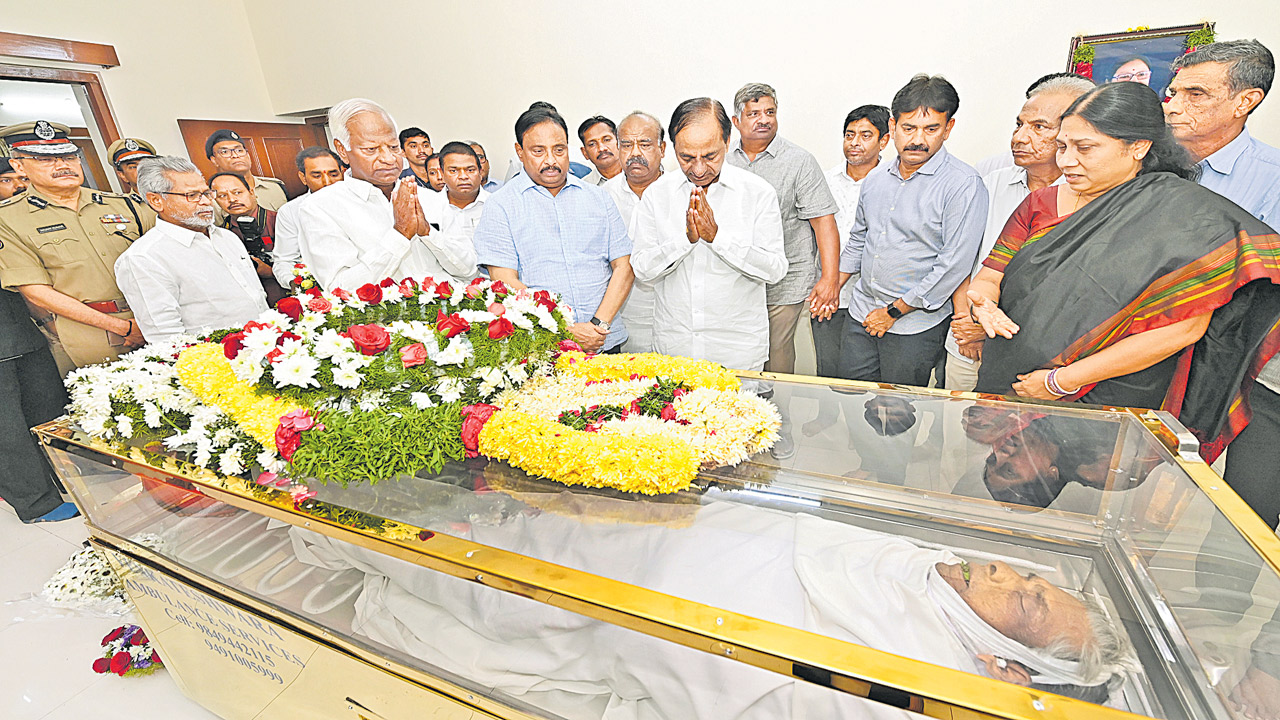 Vijayarama Rao Death : మాజీమంత్రి విజయరామారావుకు ప్రముఖుల నివాళి | To ...