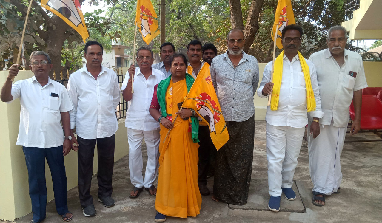 దెందులూరు చేరిన తెలుగు మహిళ శ్రీవాణి పాదయాత్ర | tdp women leader visit