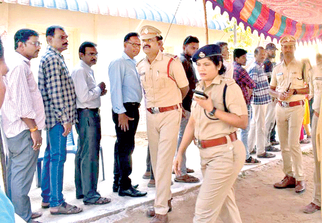 ఒత్తిడి తెచ్చి మరీ కేసులు! | Too many cases to bring pressure!