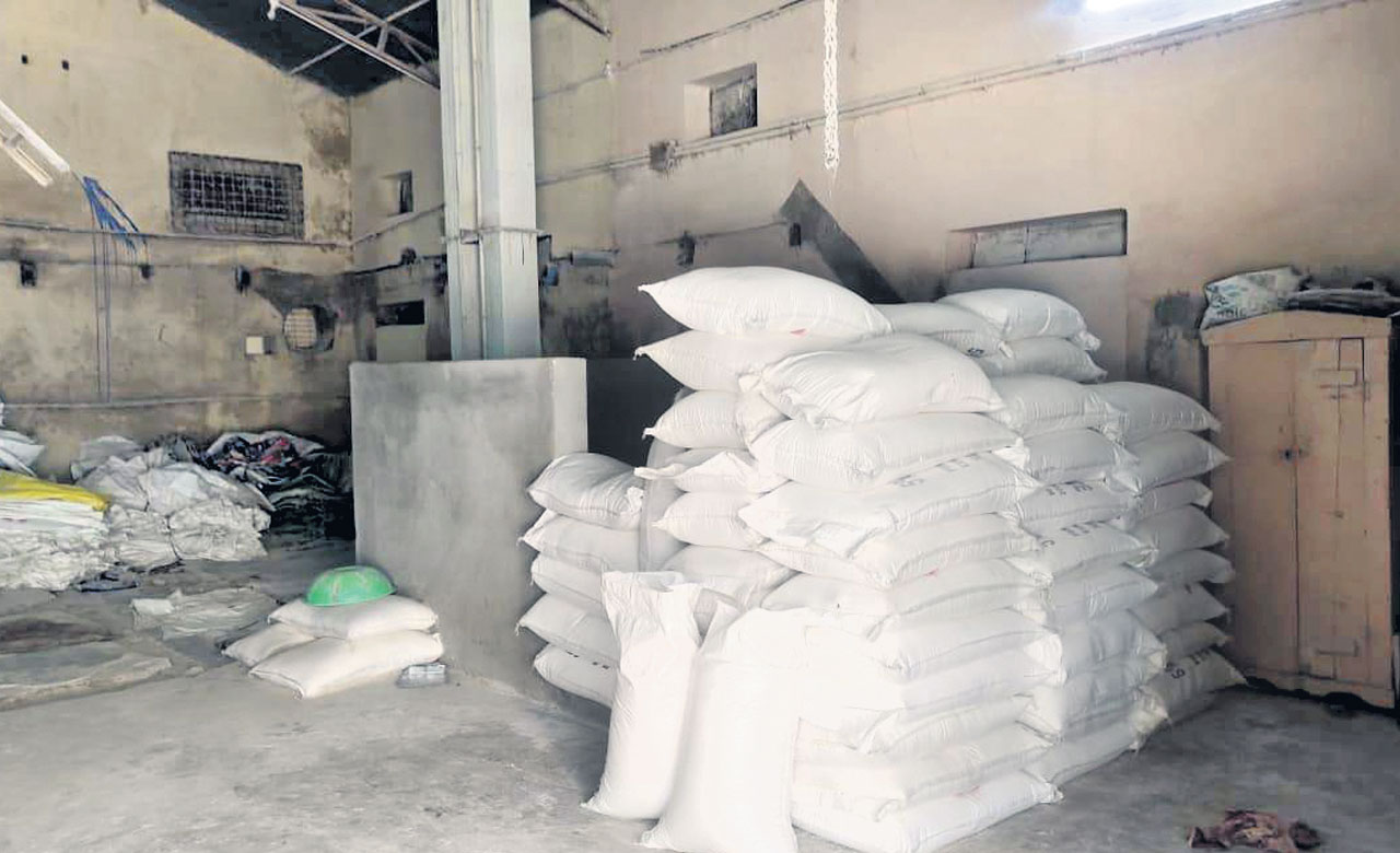 280 బస్తాల రేషన్‌ బియ్యం పట్టివేత | 280 bags of ration rice siege