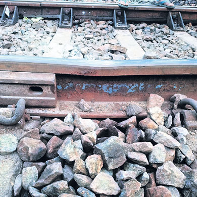 కేకే లైన్‌లో జారిపడ్డ బండరాళ్లు | Boulders that slipped on the KK line