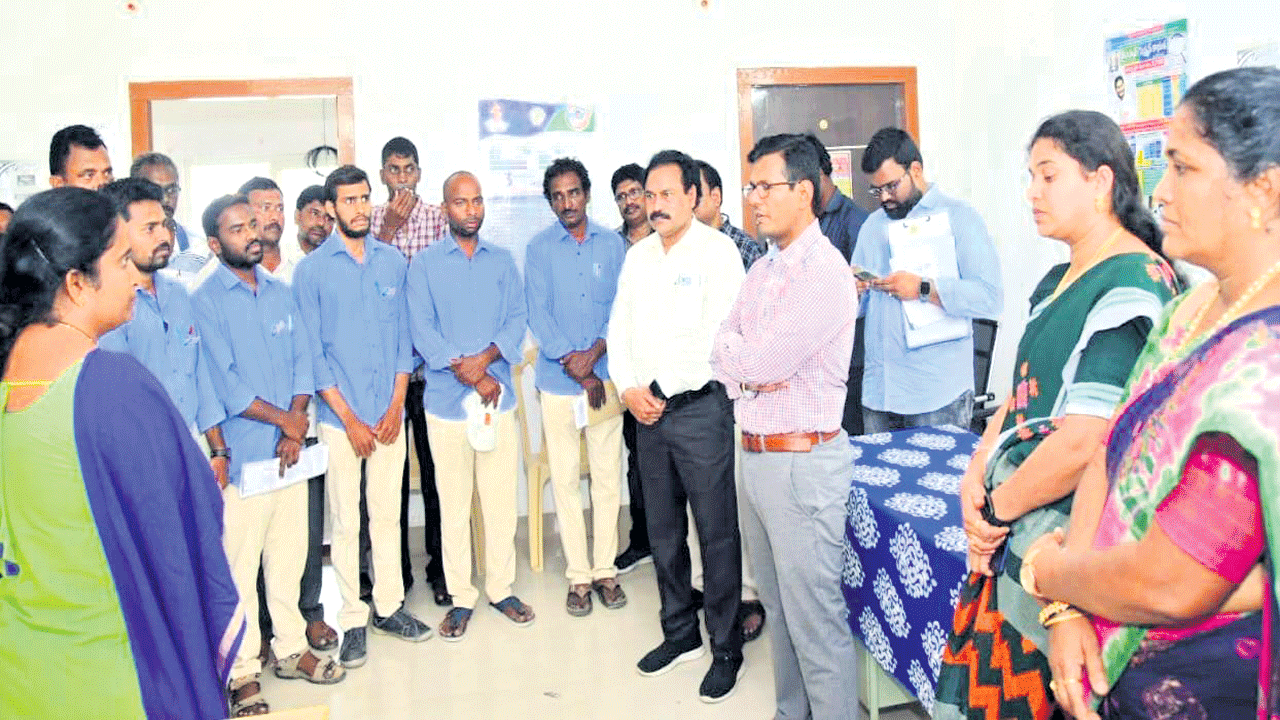 దొనకొండలో కలెక్టర్‌ సుడిగాలి పర్యటన | Collector's whirlwind tour of ...