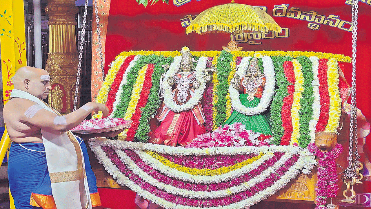 స్వామి, అమ్మవార్లకు ఊయల సేవ | uyala seva in srisailam