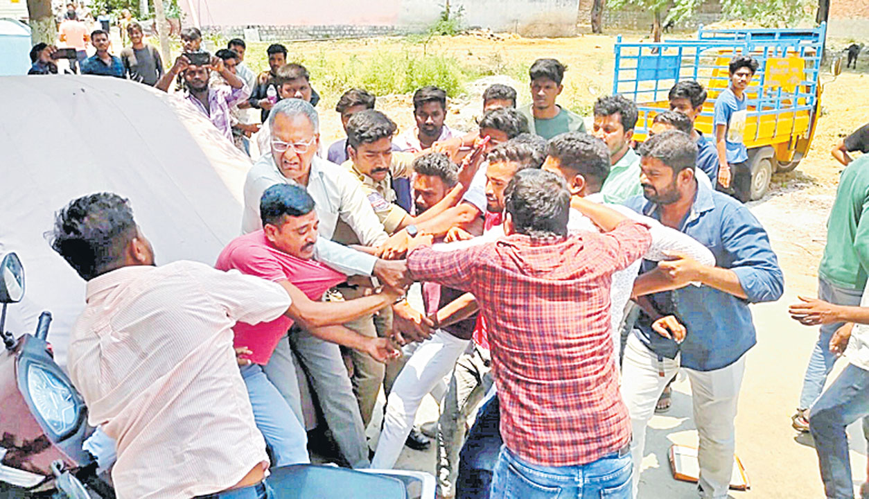 ‘సోషల్‌’ ఫైటింగ్‌ | 'Social' fighting