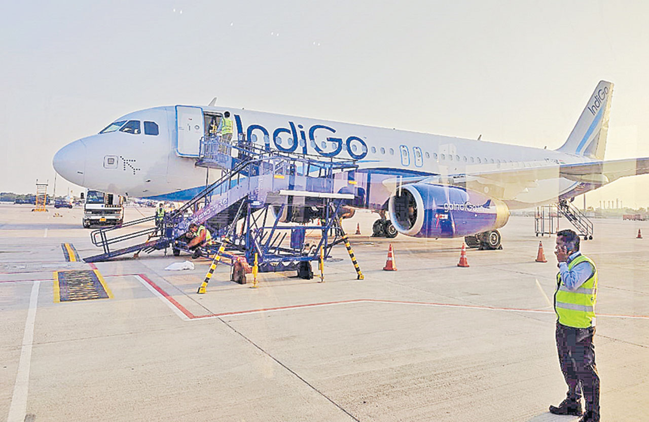 ఇండిగో విమానం అత్యవసర ల్యాండింగ్‌ | Indigo flight makes emergency landing