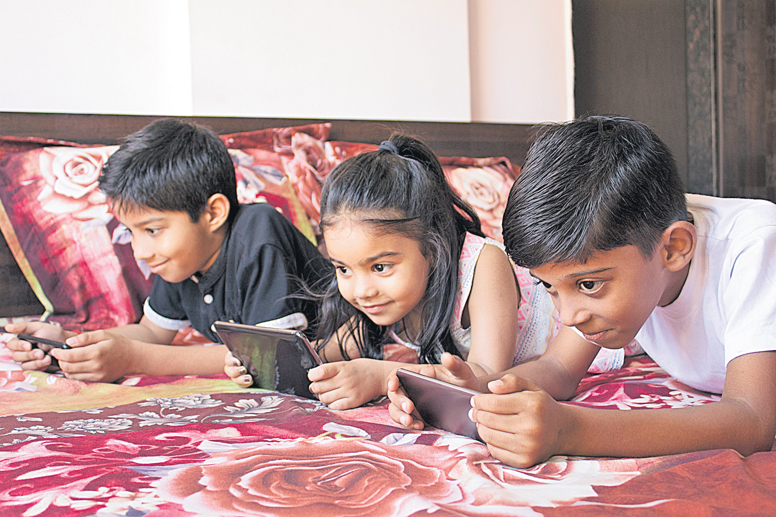 Children Cell Phones: మొబైల్‌ మొగ్గలు | Children addicted to cell phones