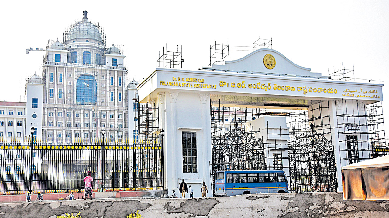 New Secretariat: చాంబర్లు ఏవీ? | In the new secretariat, there is no ...