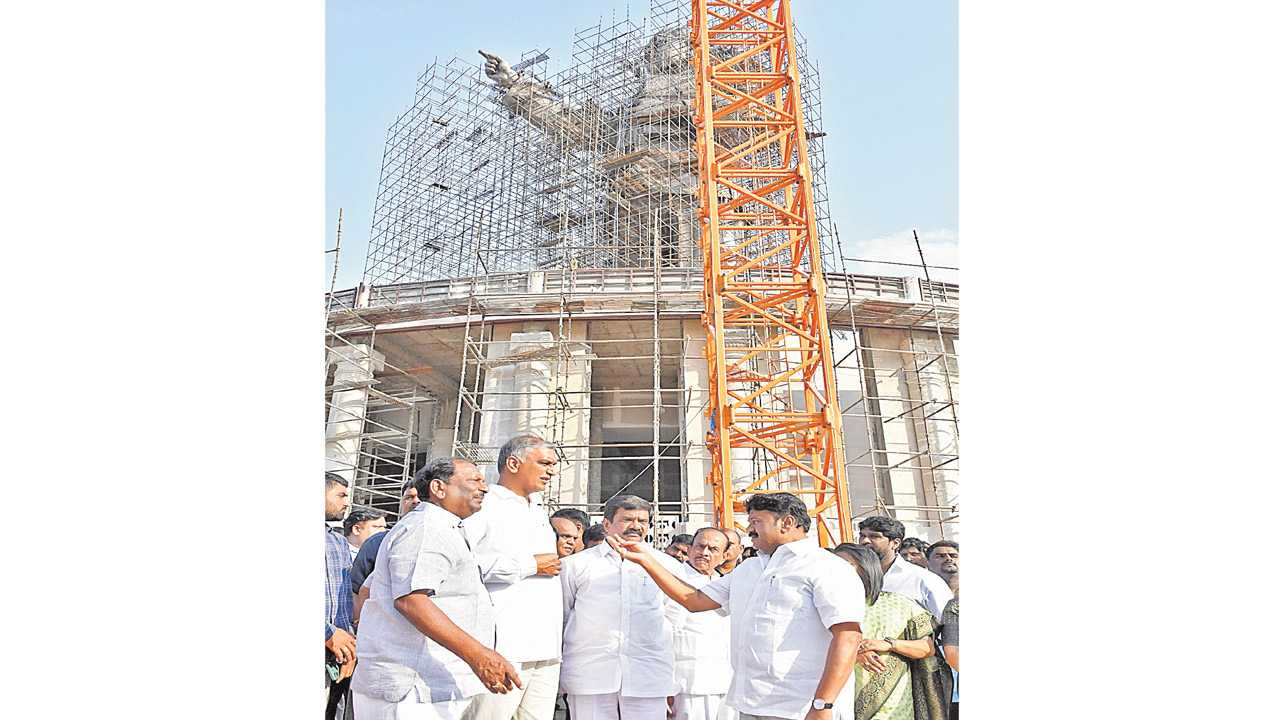 అంబేడ్కర్‌ విగ్రహ పనులను పరిశీలించిన కేటీఆర్‌, హరీశ్‌ | Ambedkar statue ...