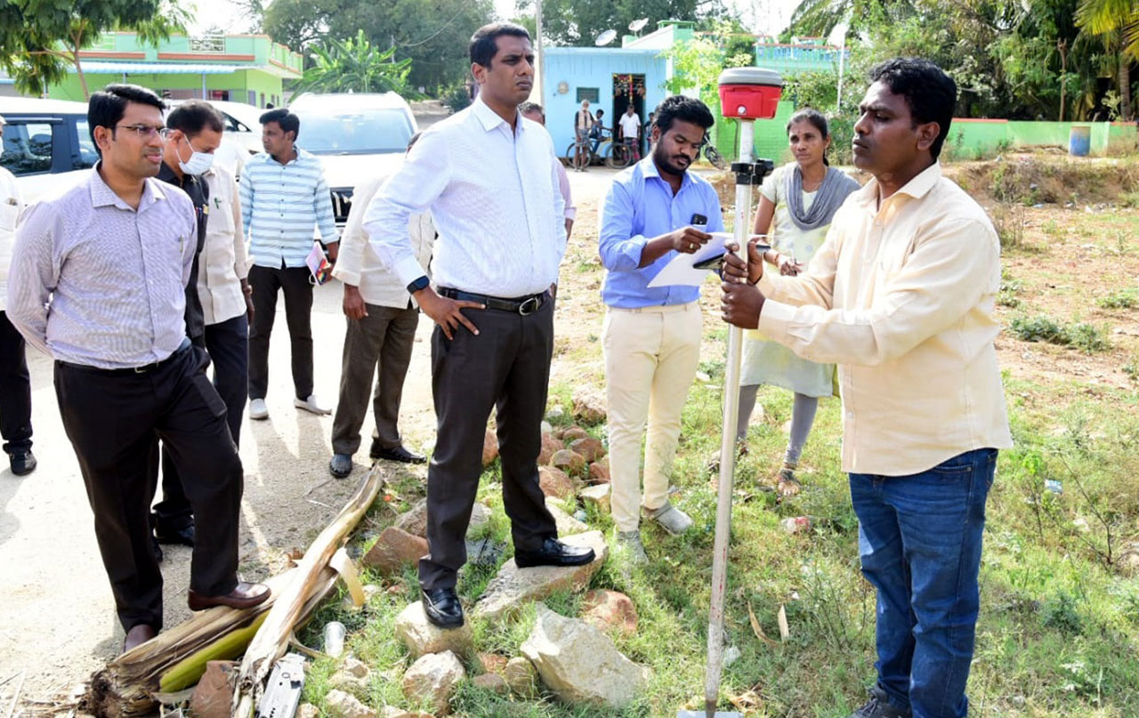 ‘రీసర్వే’ని త్వరితగతిన పూర్తిచేయాలి: కలెక్టర్‌ | 'Resurvey' to be ...
