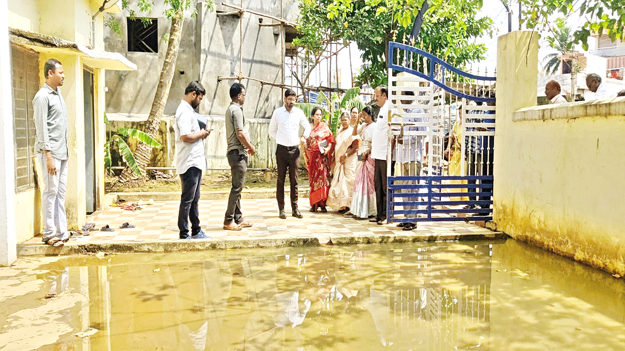 వసతిగృహాన్ని పరిశీలించిన టెక్కలి సబ్‌ కలెక్టర్‌ | Tekkali sub collector ...